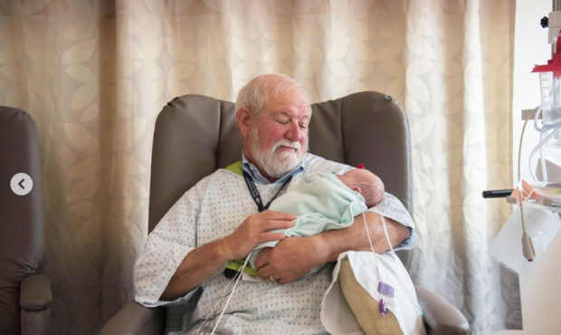 Volunteer cuddle program helps babies in the NICU - KSLNewsRadio