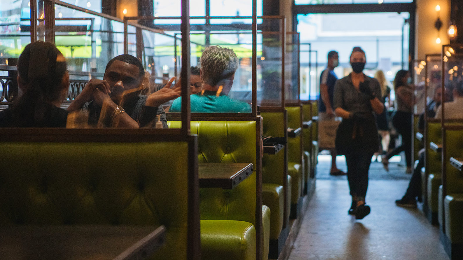 Indoor vs. outside dining: Which restaurant tables are safer ...