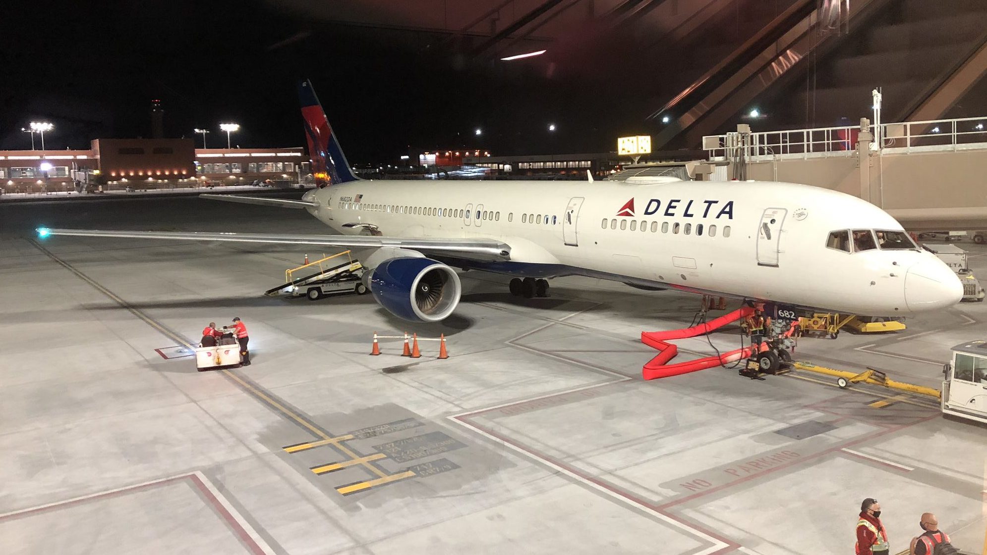 Delta flight safely returns to SLC after experiencing engine trouble ...
