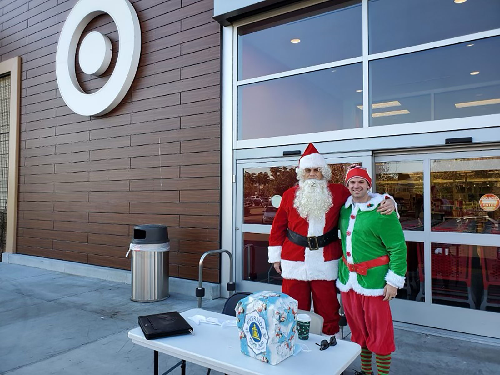 Undercover cops dressed as Santa, elf fight crime at a California ...