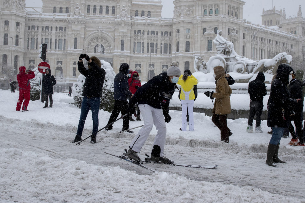 Snow blizzard kills 4, brings much of Spain to a standstill - KSLNewsRadio