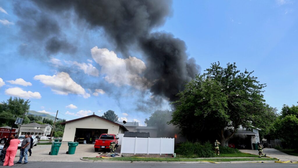 All occupants make it out safe in Layton house fire - KSLNewsRadio
