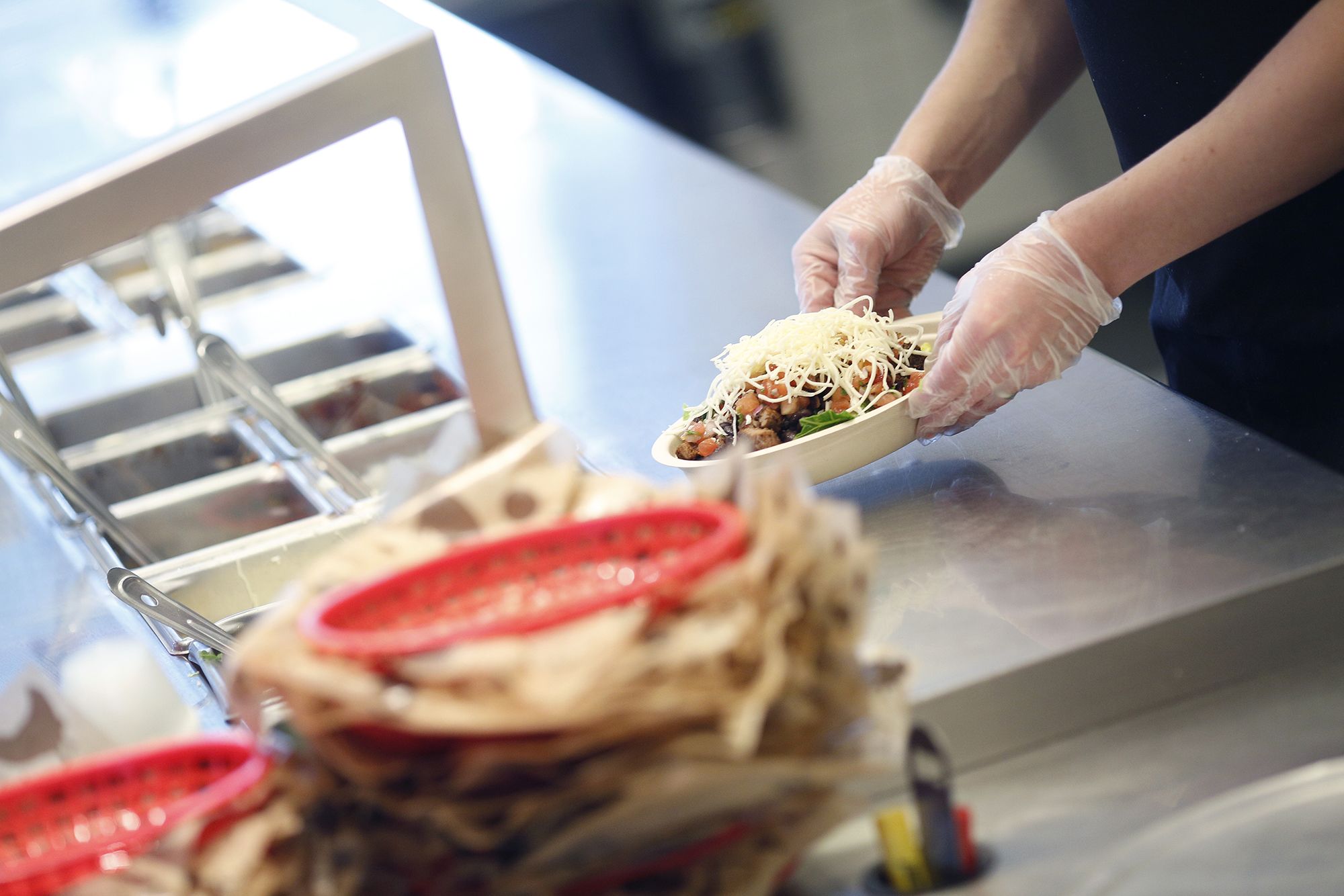 Woman sentenced to work 2 months in fast food after throwing food at ...